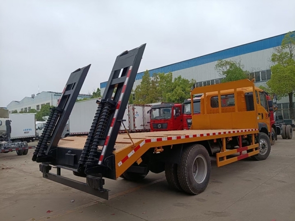 Sinotruk Howo 4X2 flat trailer for transporting excavators - Flatbed ...