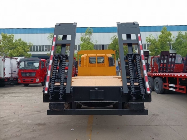 Sinotruk Howo 4X2 flat trailer for transporting excavators - Flatbed ...